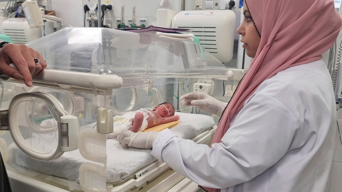 Beba živa izvađena iz utrobe mrtve majke nakon napada na Rafu (foto) - Blic