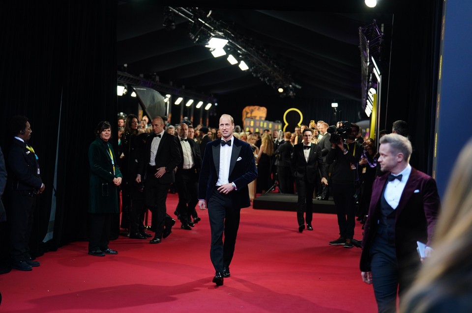 BAFTA 2024. William sam na czerwonym dywanie. Księżna Kate wielką ...