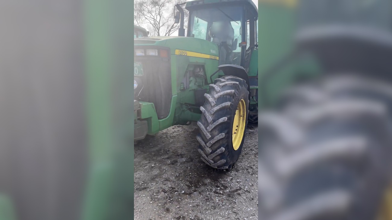 Seka Aleksić vozi traktor - Blic