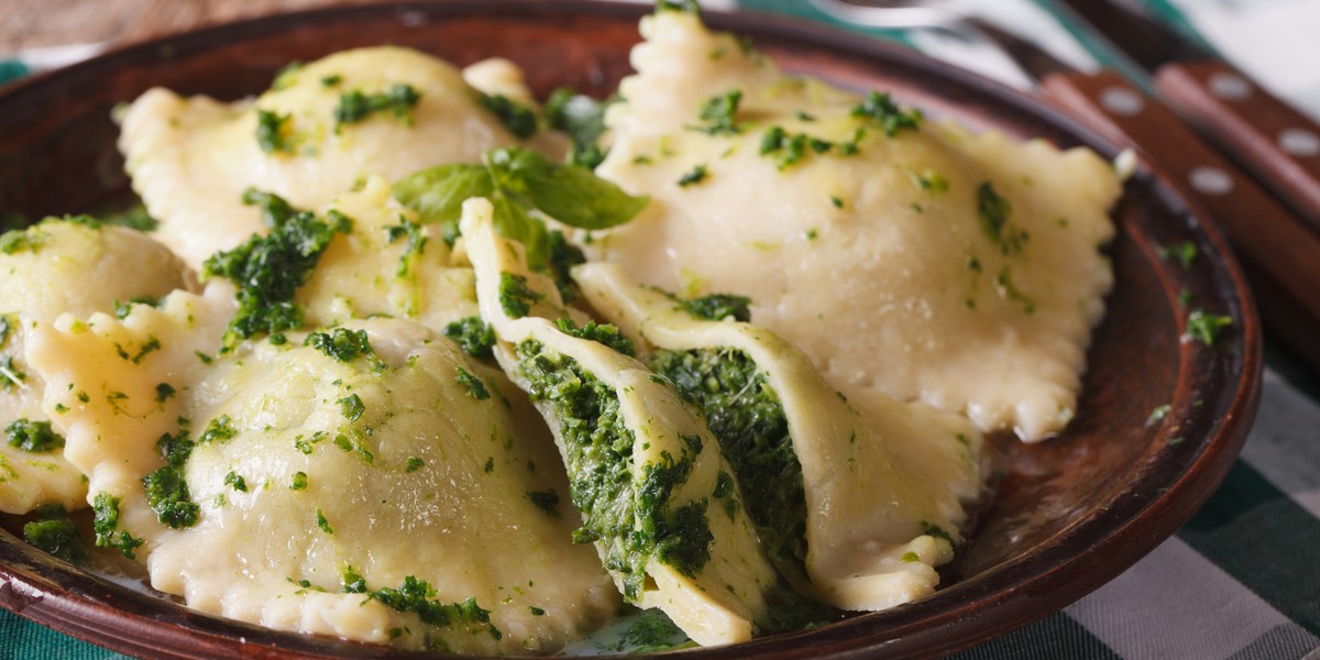 Ravioli ze szpinakiem. Włoskie pierożki w sam raz na obiad - Onet Gotowanie