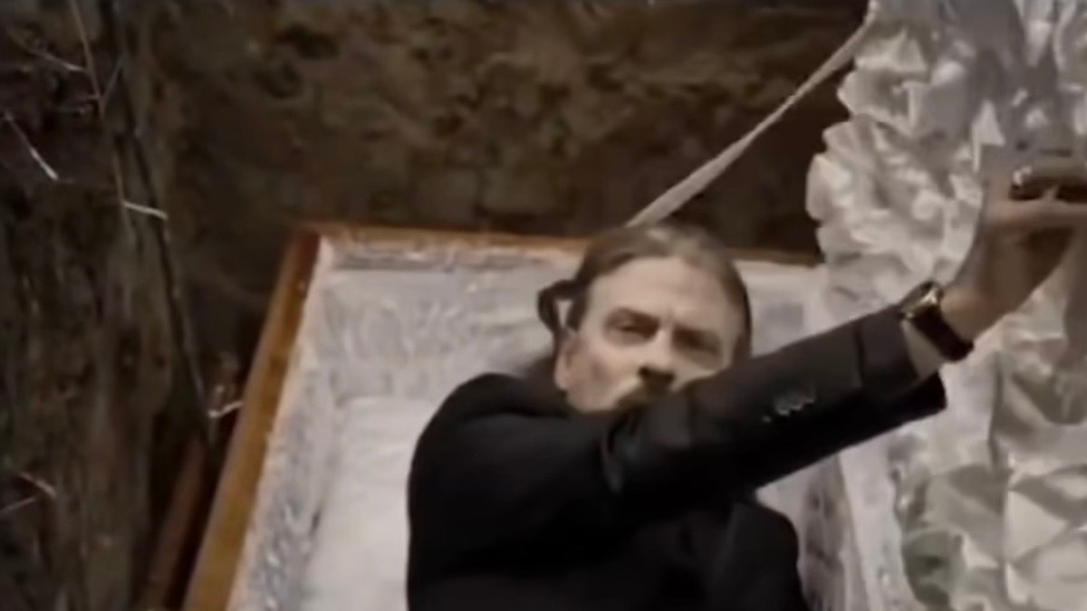 Pevač leži u sanduku, pa ustaje iz rake, morbidan snimak kruži ...