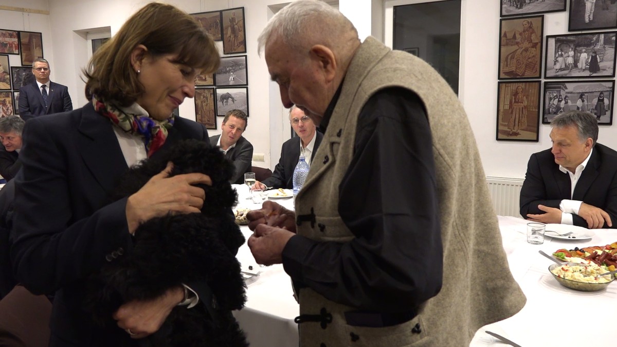 Nézze meg, milyen ajándékot vitt magával Orbán és felesége Kolozsvárra ... Nézze meg, milyen ajándékot vitt magával Orbán és felesége Kolozsvárra ...
