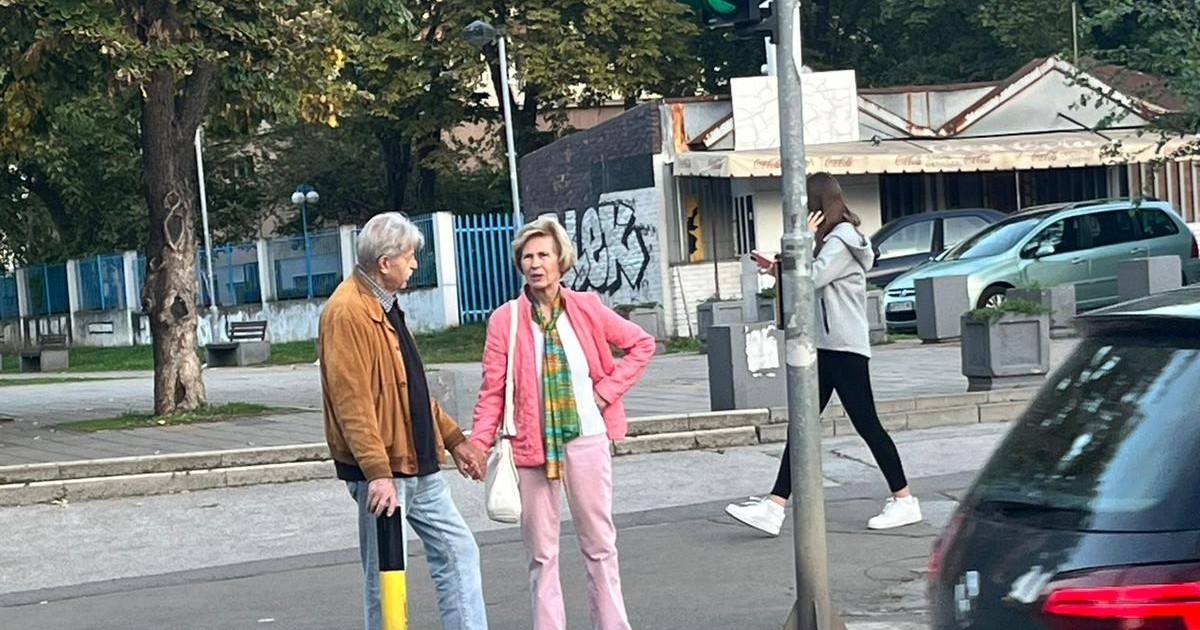 Ljubivoje Ršumović (85) se drži sa ženom za ruke i ne skidaju osmehe ...
