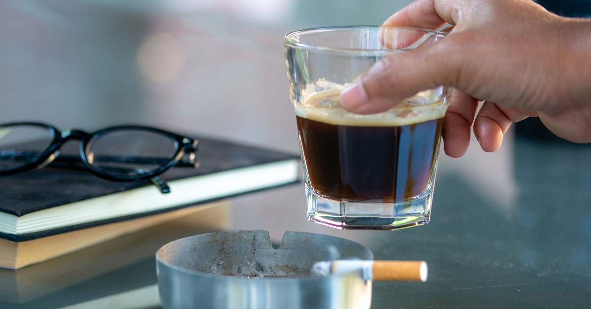 Pierwszy poranny papieros i kawa - dlaczego palacze muszą to łączyć ...