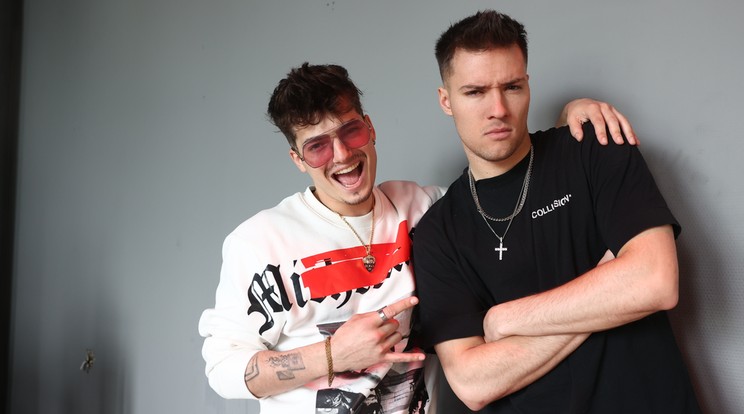 Édesanyját ölelte magához a színpadon a Valmar duó sztárja - Blikk