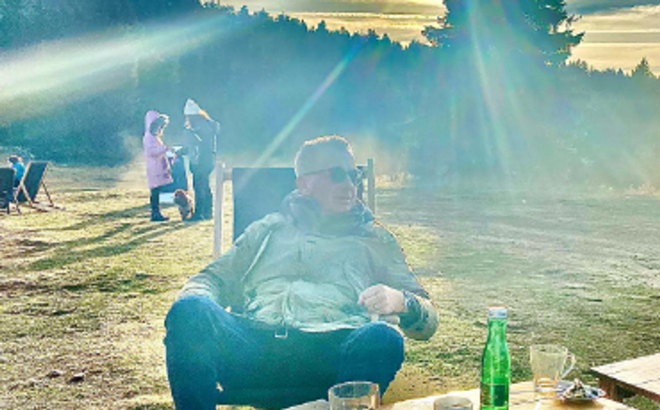 Malo ko zna da naš pevač godinama živi u kolibi u Nemačkoj i sadi beli ... Malo ko zna da naš pevač godinama živi u kolibi u Nemačkoj i sadi beli ...