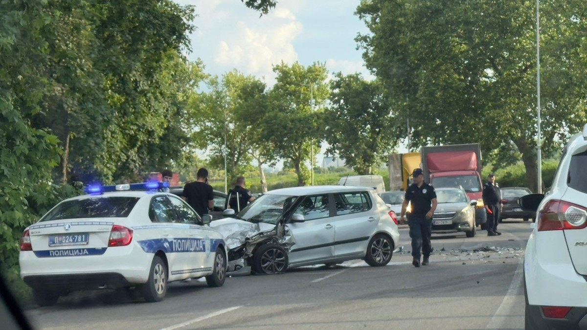 Saobraćajna nesreća u Beogradu: Sudarila se dva automobila - Blic