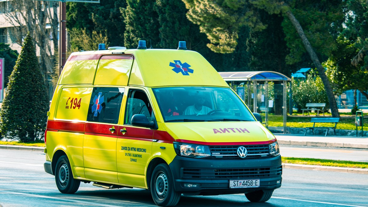 Bizarna tragedija u Dubravi: Pio na balkonu kuće, pao na beton, ostao mrtav na mestu - Blic