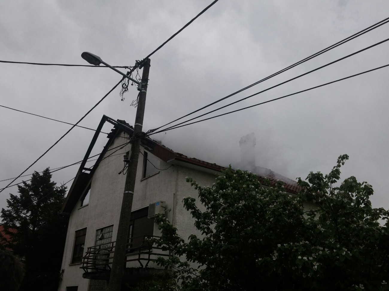 Grom udario u Kaluđerici: ZAPALIO SE KROV KUĆE! - Blic