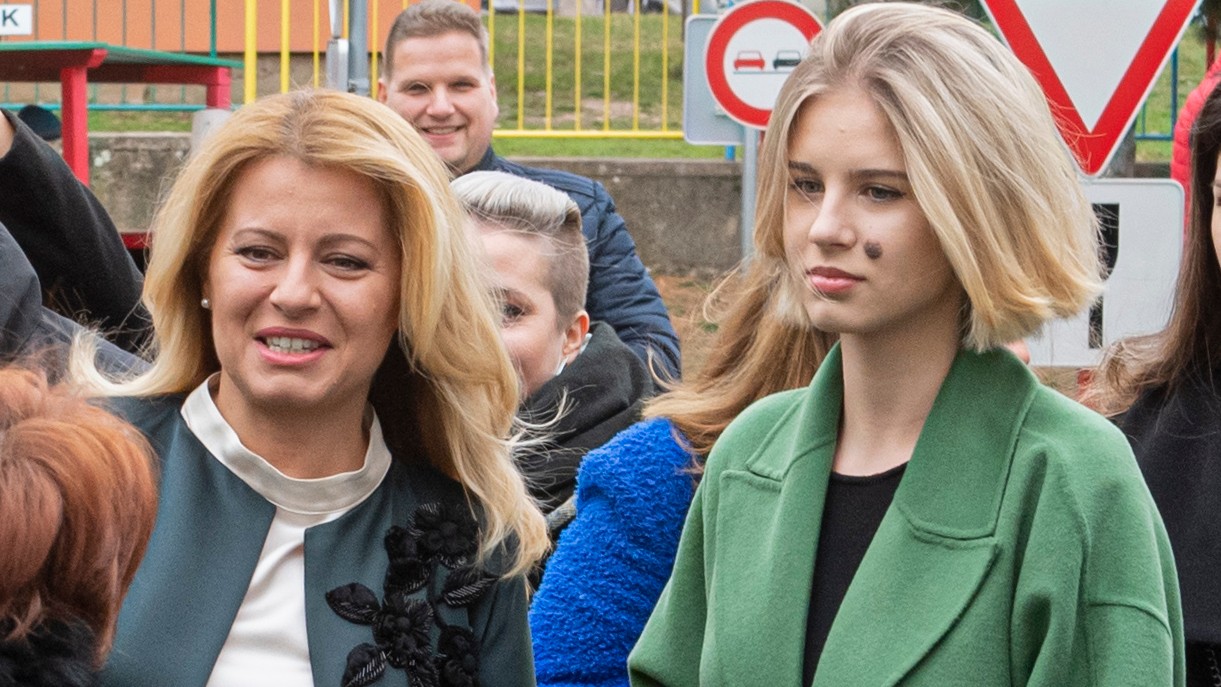 Čaputovej dcéra Emma si užíva leto ako slobodná žena: Jej ex bozkáva ...