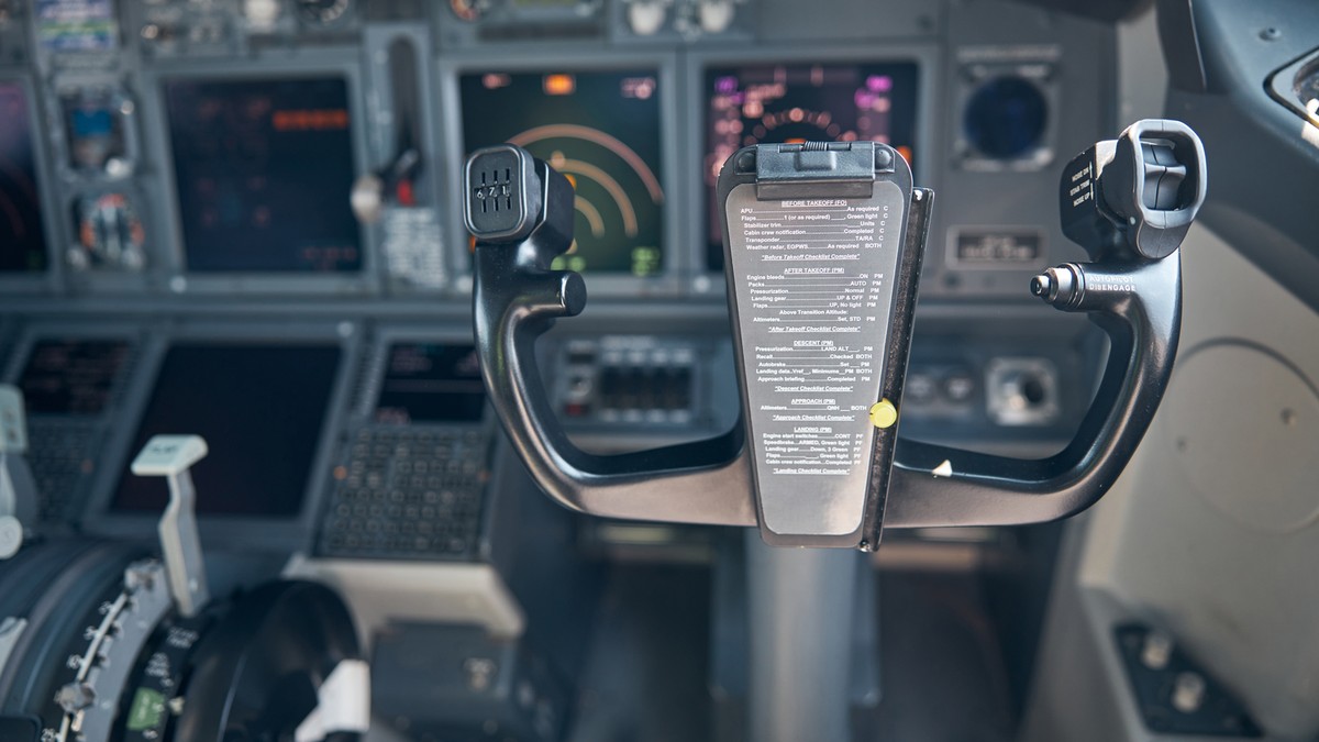 Autopilot w samolocie. Skąd się wziął i jak działa?