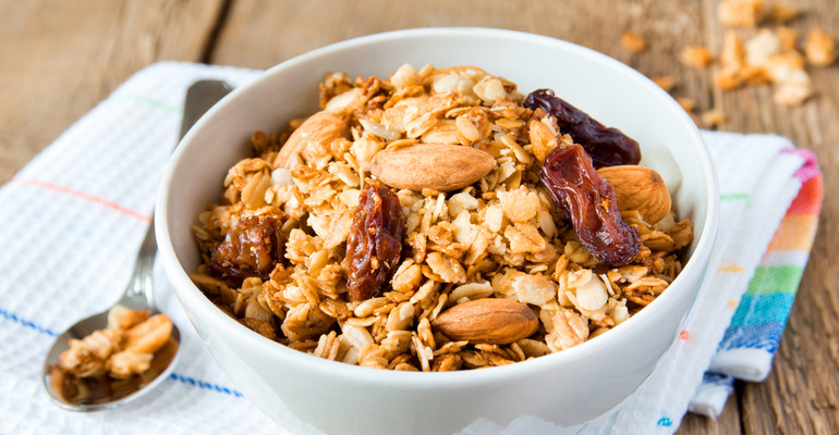 Musli (muesli) - co warto o nim wiedzieć? Przepis na domowe musli