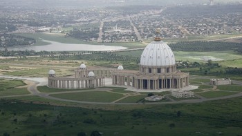 Gbadolite - "Wersal w dżungli", czyli zrujnowane pałace Mobutu Sese ...