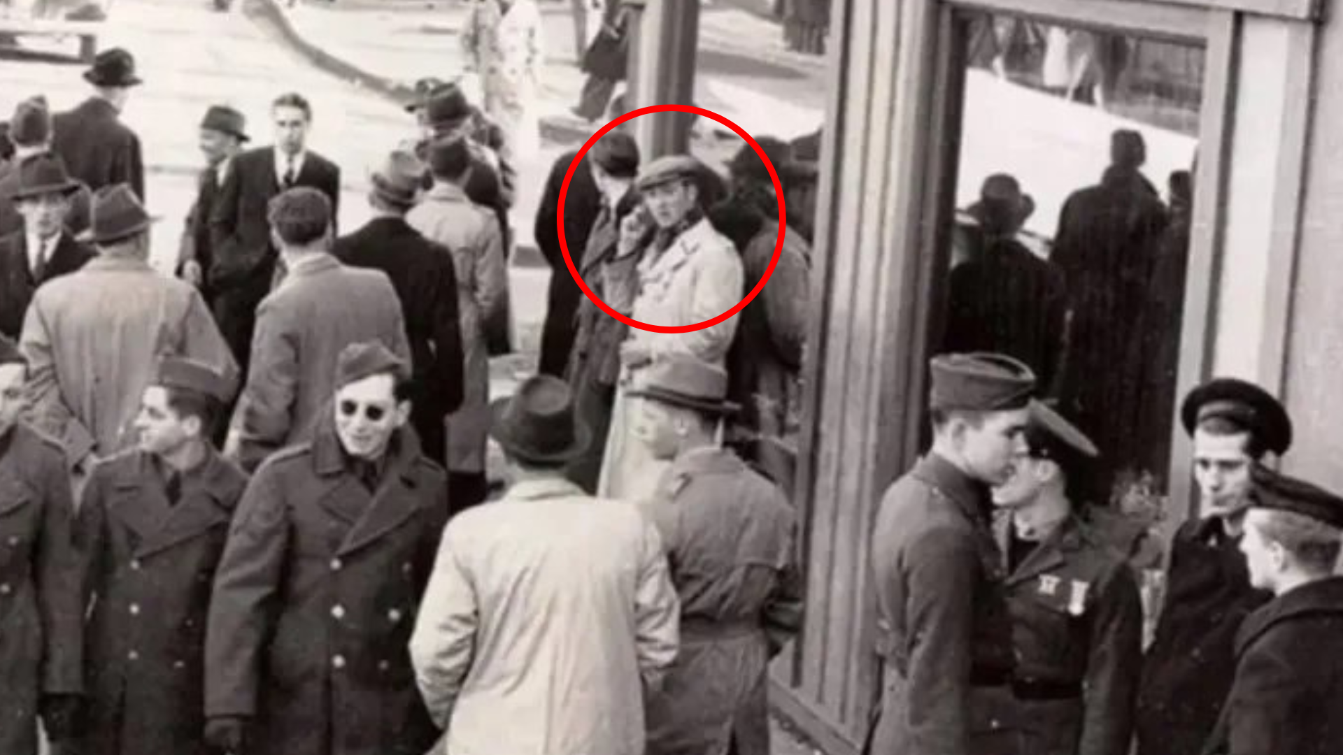 Ďalší cestovateľ v čase? Muž s mobilom v ruke sa objavil na fotke z ...