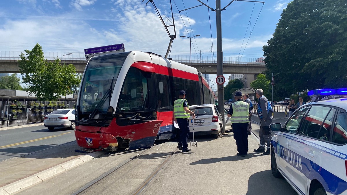 Sudar tramvaja kod autobuske stanice u Beogradu - Blic