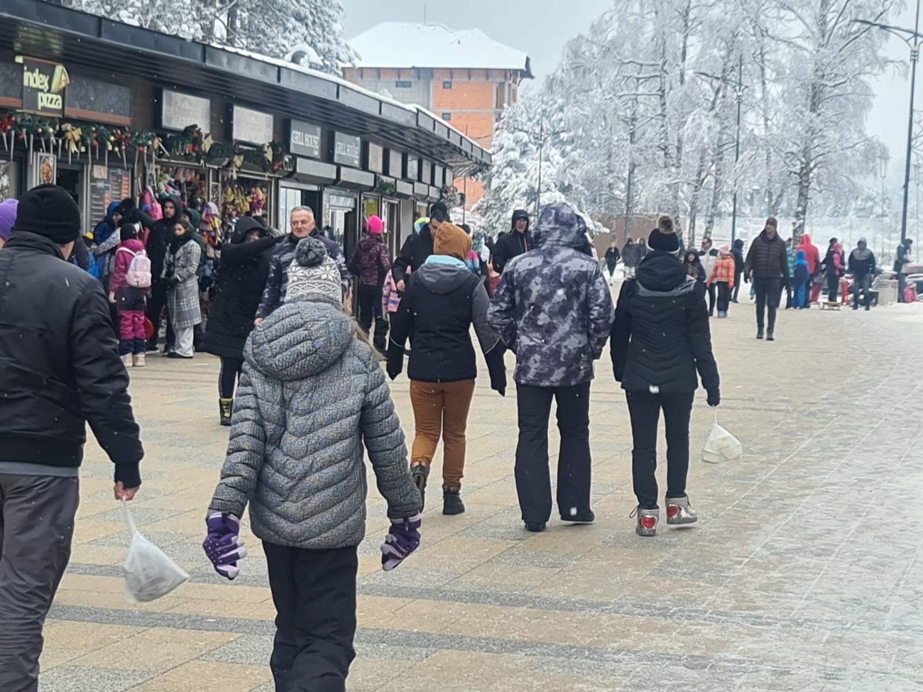 Niko ne zna ko je ovde nacrtan: Umetnička slika iz hotela na Zlatiboru ...