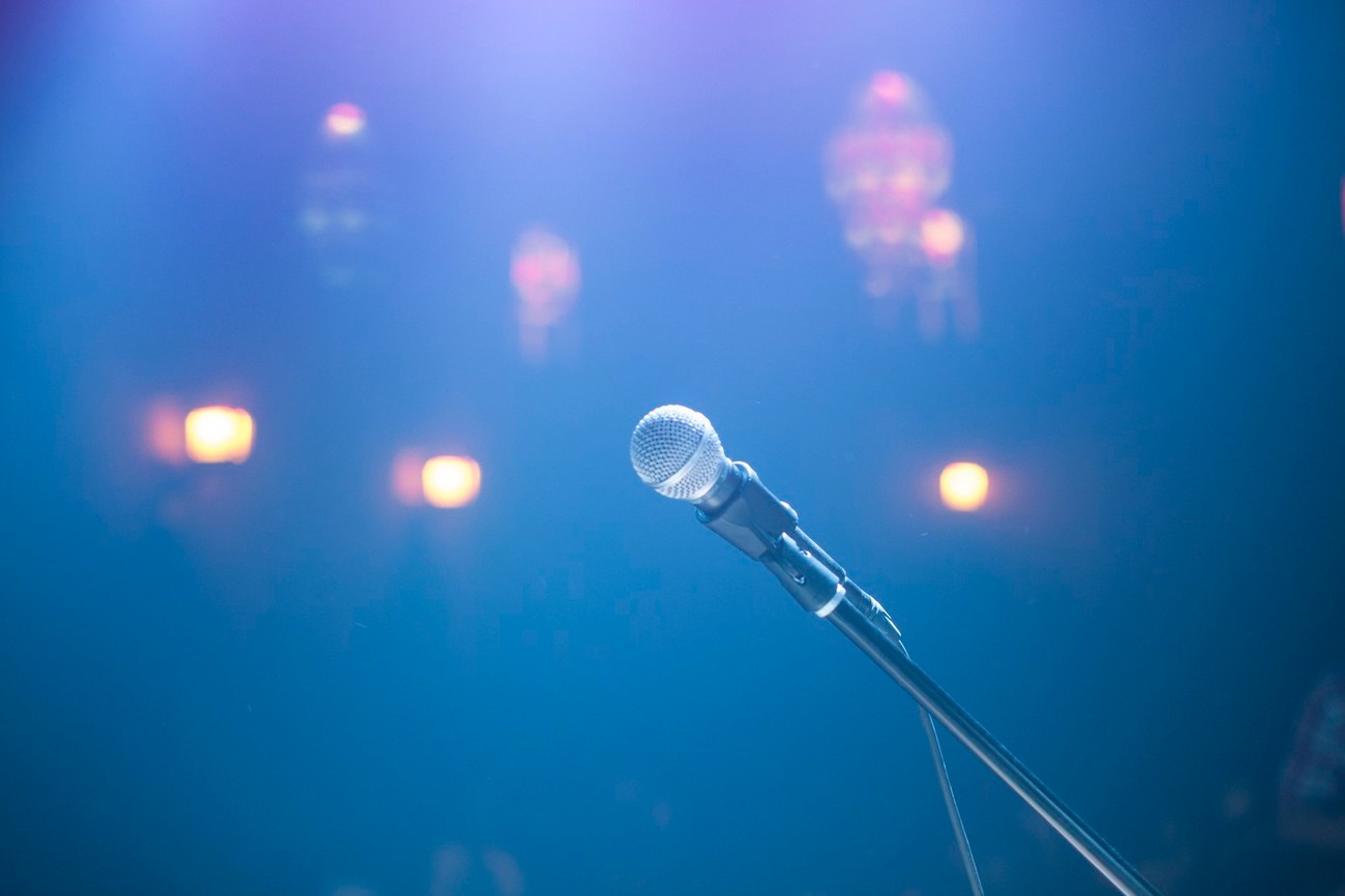 Pevačica umrla usred koncerta nakon što se spotakla na haljinu i ...