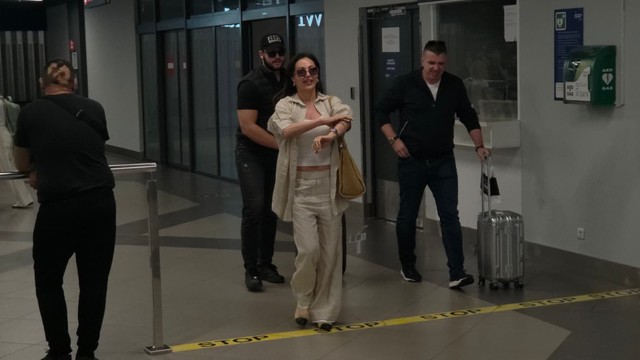Ceca Ražnatović na aerodromu sa preskupom torbom, ali svi gledaju u stopala