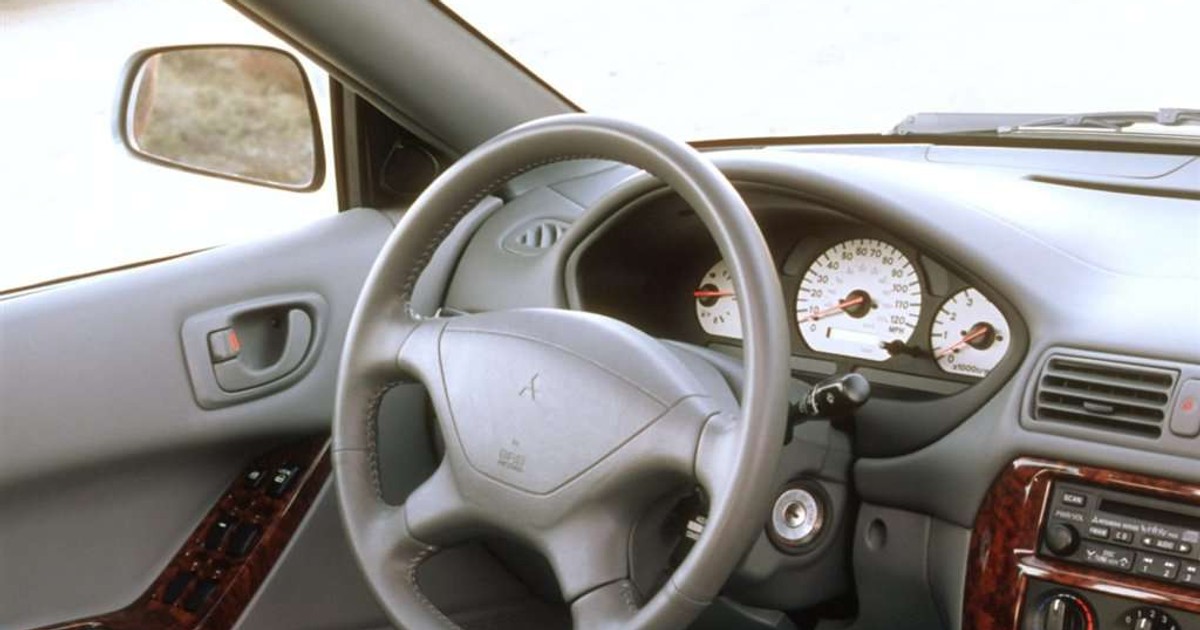 Prowadził bez gaci. Miał wypadek