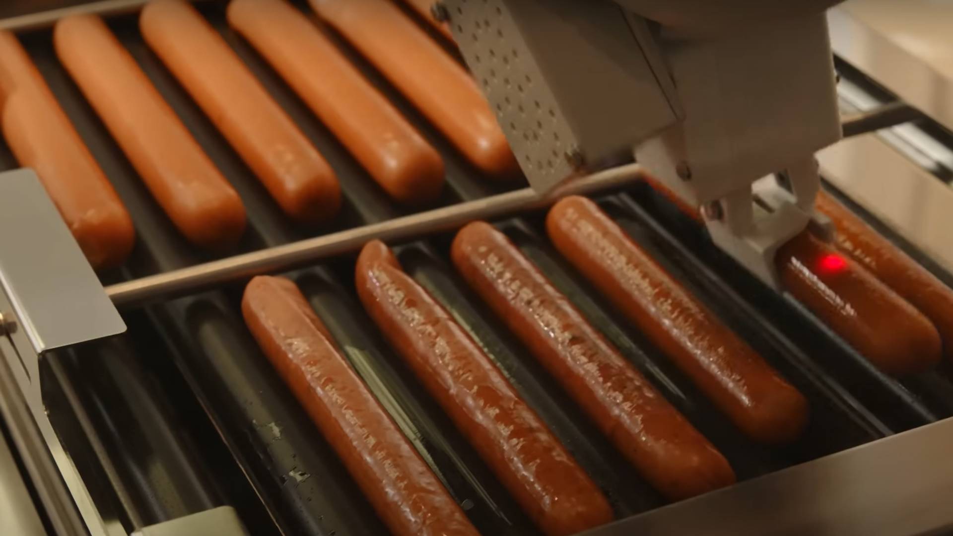 Robot przygotowujący hot-dogi w Żabce. Nowość na rynku - Noizz