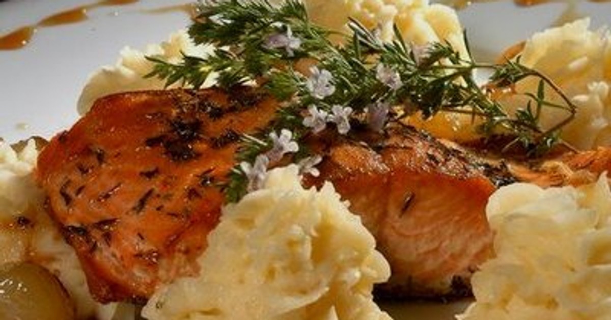 Mézes-hagymás sült lazac recept
