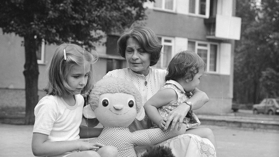 Matka Polka na dwóch etatach w PRL-u i dziś - Styl życia