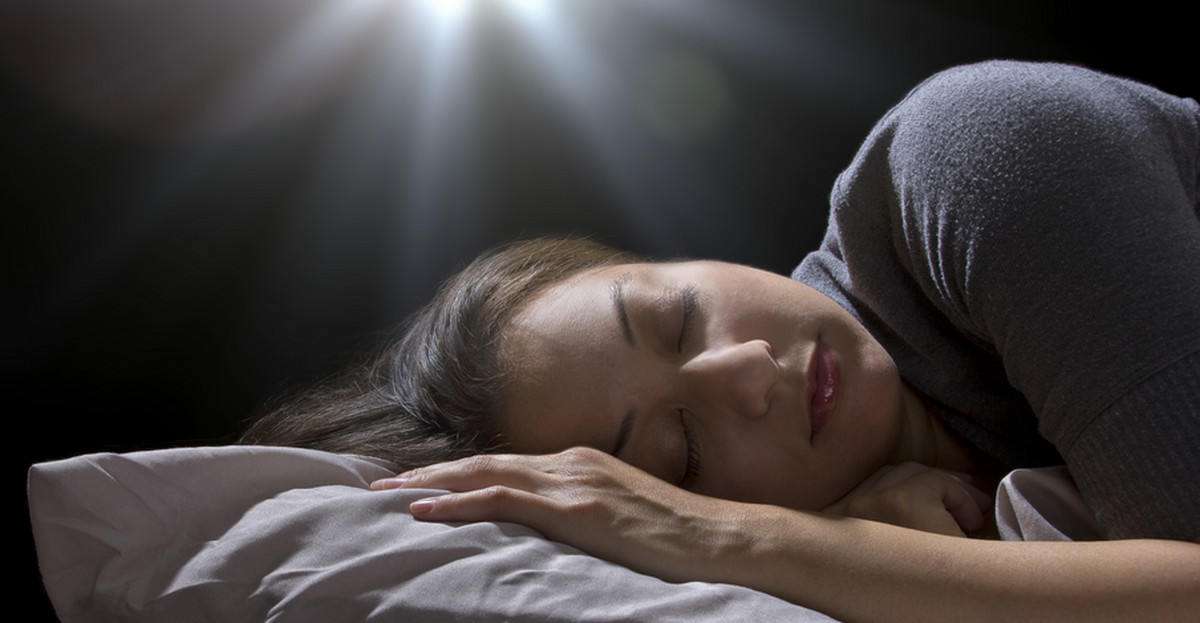 Dlaczego czasami śnią się nam zmarli? Ekspertka: to nigdy nie jest ...