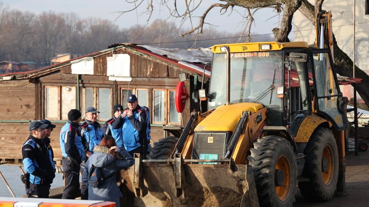 Rušenje splava "Gusar" na Novom Beogradu - Blic