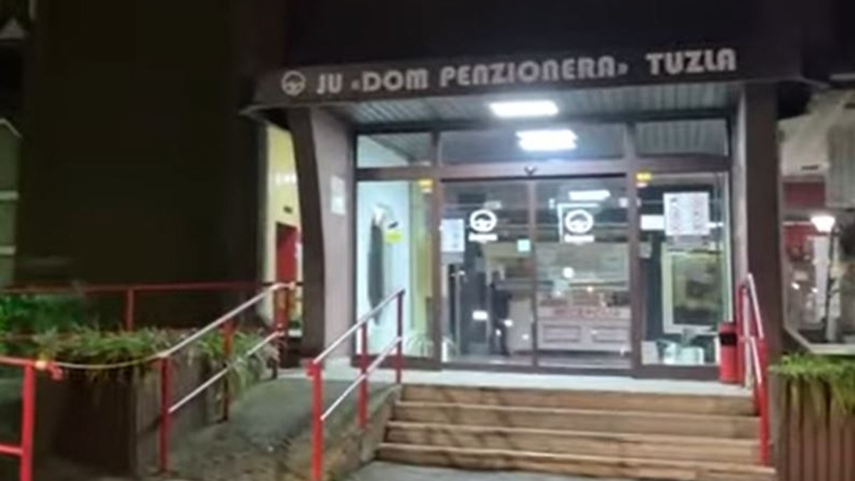 Sablasna tišina ispred Doma penzionera nakon stravičnog požara u Tuzli - Blic