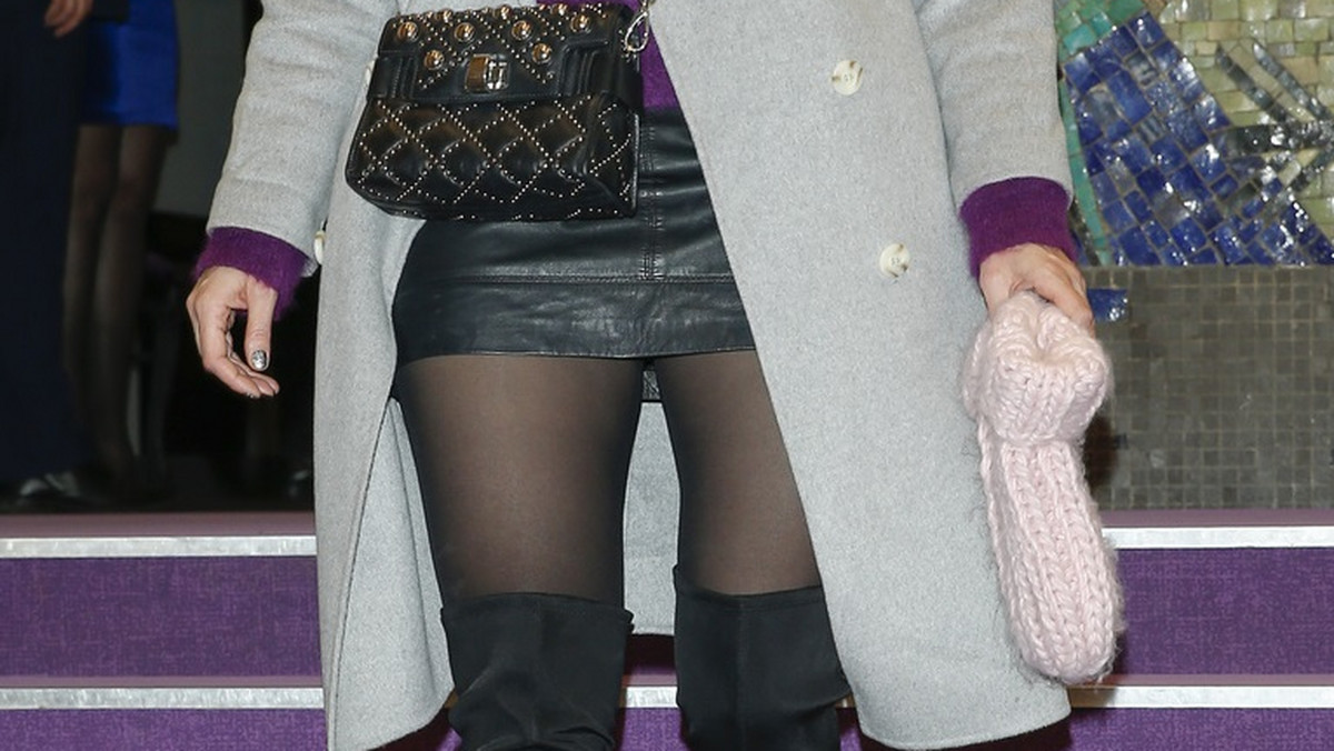 Odeta Moro w króciutkiej spódnicy - ale nogi! - Moda