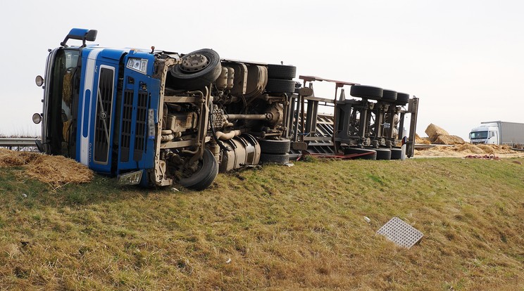 Szalmabálákat szállító kamion borult fel az M5-ös autópályán - Blikk
