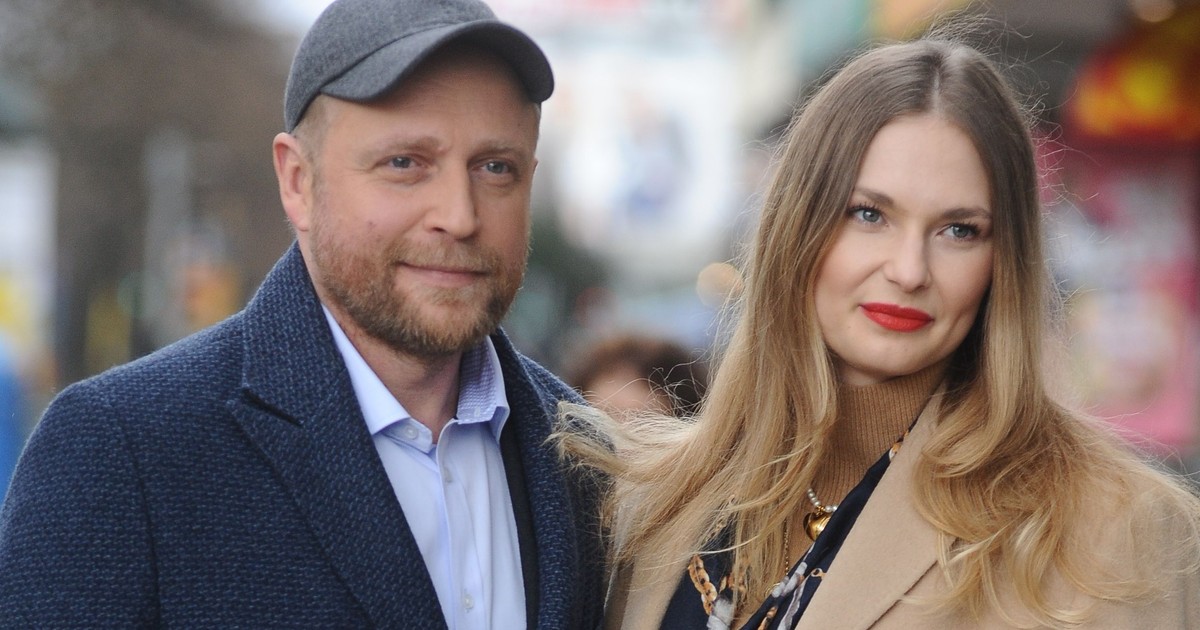 Piotr Adamczyk z partnerką świętują ósmą rocznicę. Tak wyglądali pierwszego dnia razem - Plejada.pl