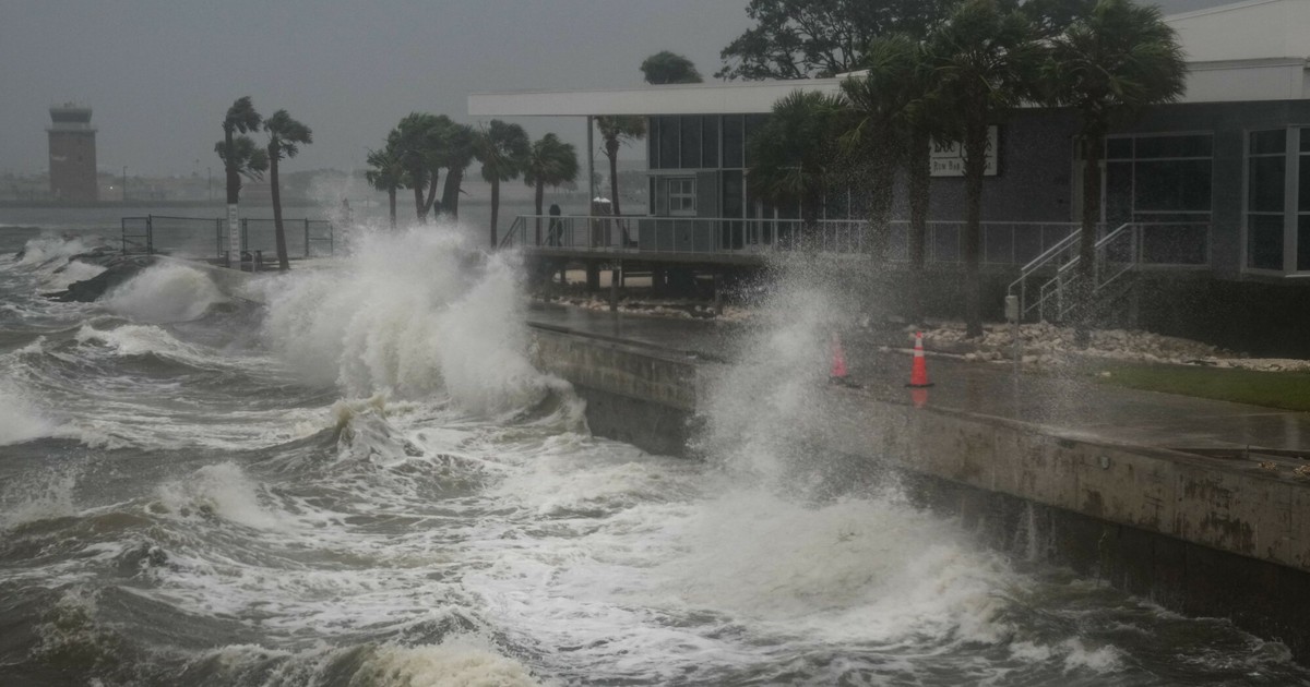 Niebezpieczne odpady na drodze huraganu Milton. "Tykające bomby" - Podróże