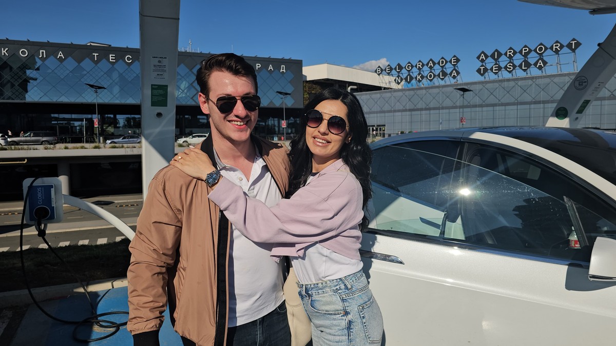 Tanja Savić uživa za sve pare: Slikala se pored mora, a Muki se ne odvaja od nje - Blic