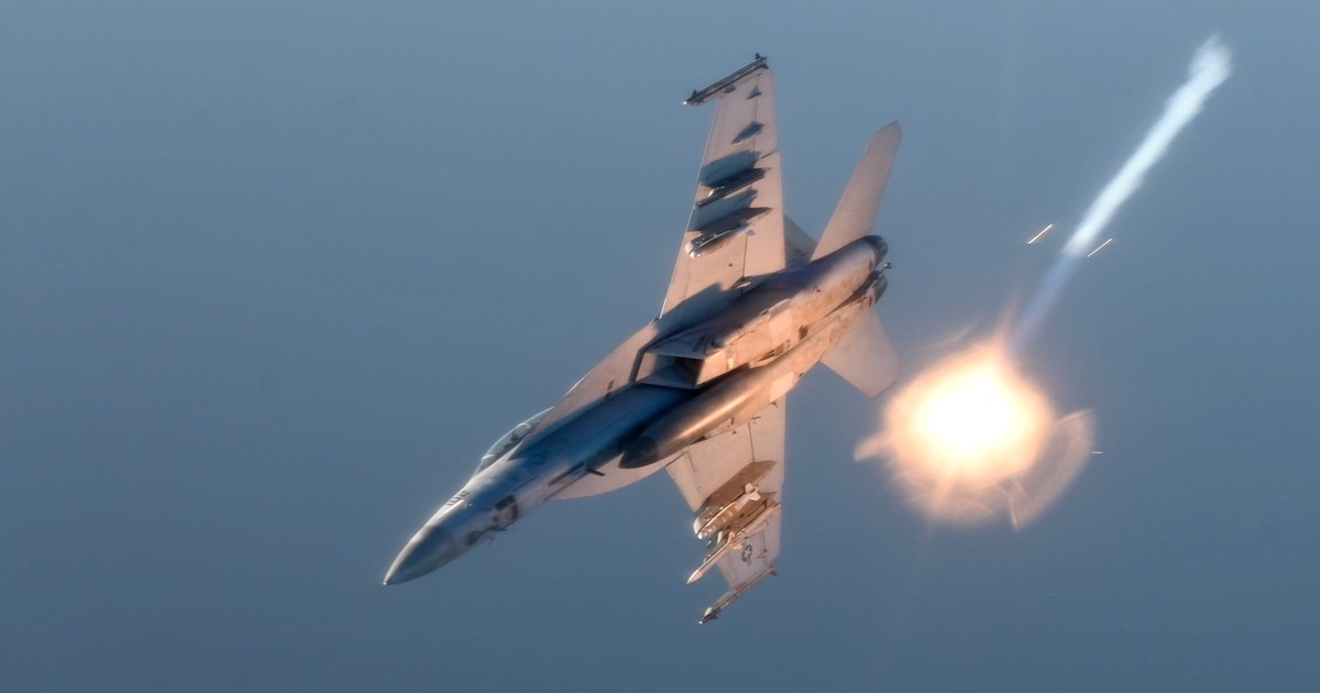 A Navy warship mistook US fighter jets for enemy missiles and opened ...