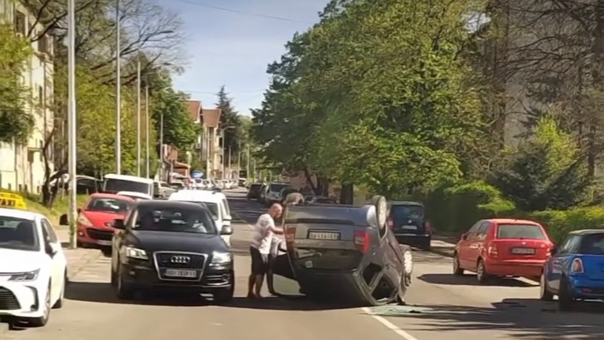 Automobil završio na krovu u Maričkoj, vozač izašao i zalupio vrata, komentari na scenu šokantni ...