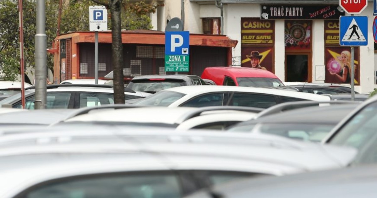 Beograđanin parkirao na mestu koje su dvojica momaka čuvali za ...