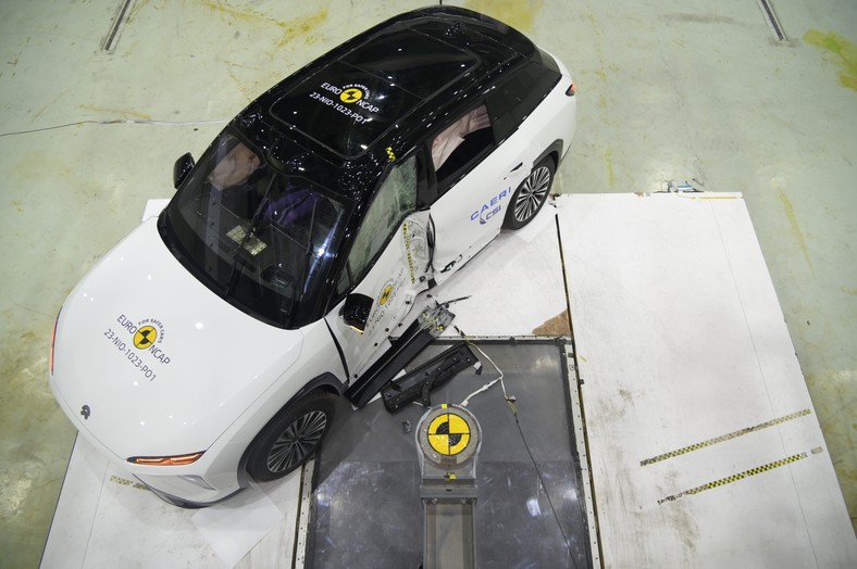 Zaskakujący wynik w nowym teście Euro NCAP. Tego nikt się nie spodziewał [WIDEO]