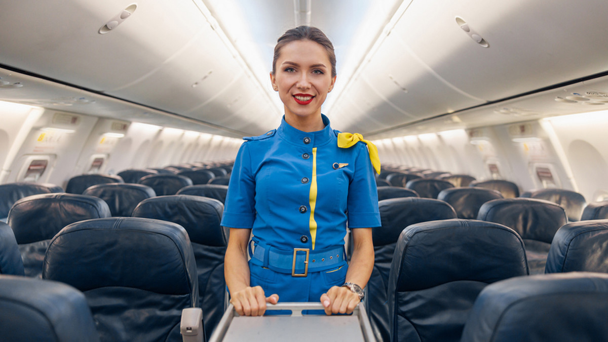 Stewardesa ujawnia jak dostać darmowego drinka w samolocie - Podróże
