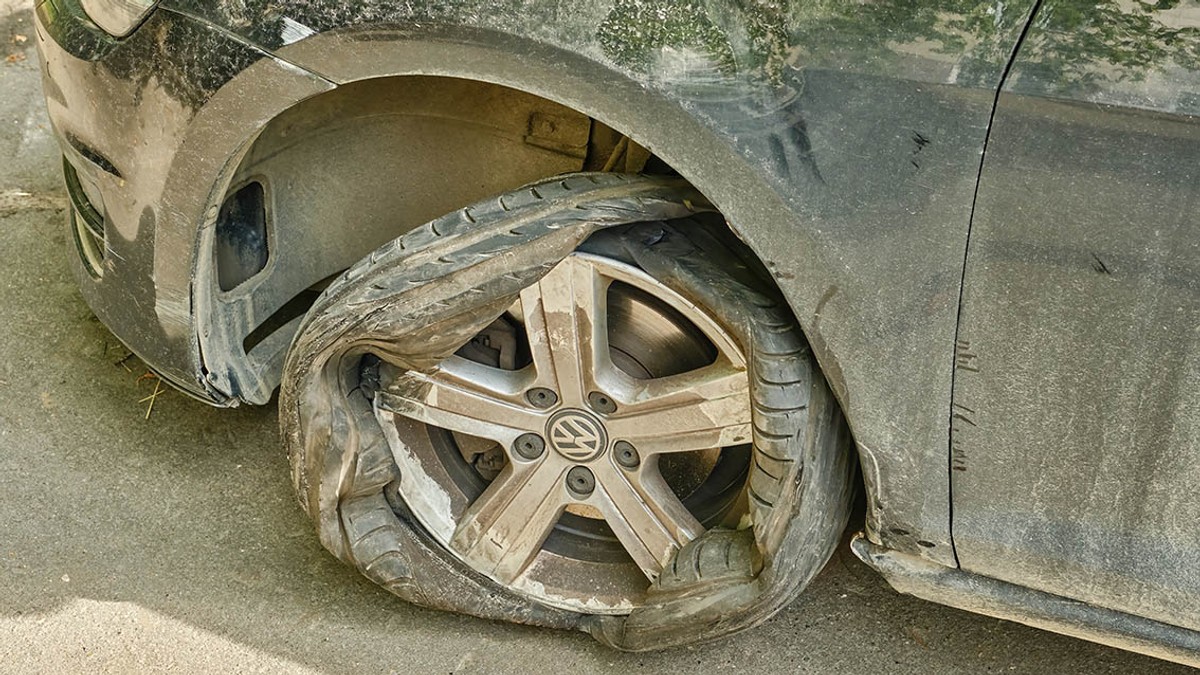 Otpala mu guma, pa vozio na felni: Bizaran snimak na Novom Beogradu - Blic