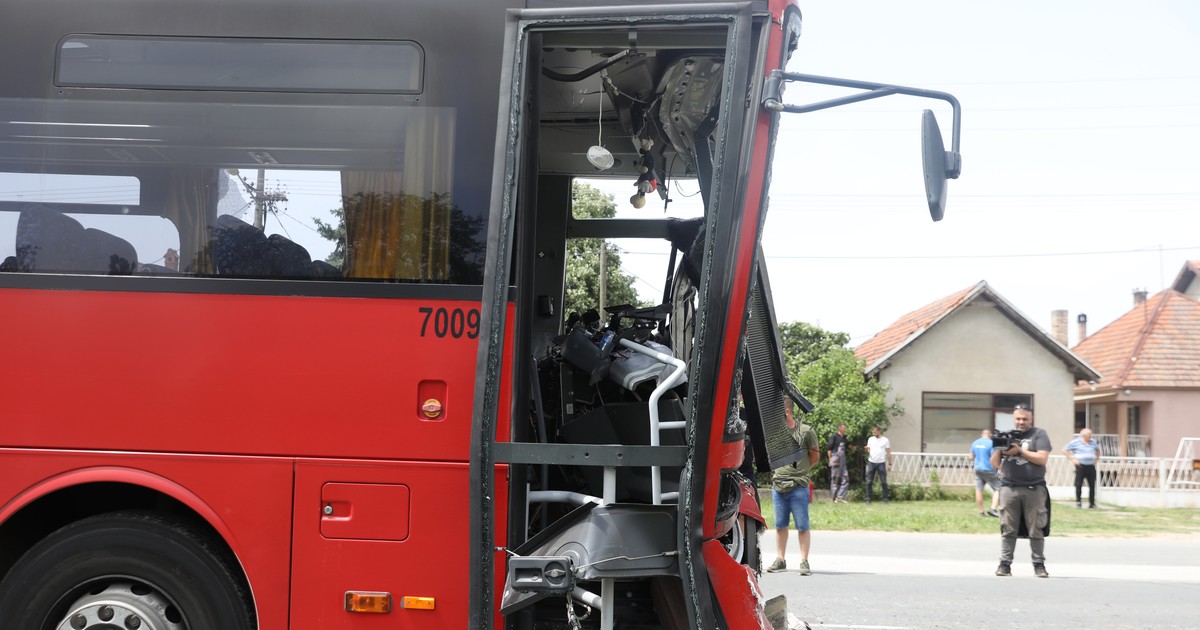 "Staklo je počelo da leti na sve strane, vozaču je ruka bila u krvi": Saobraćajna nesreća u ...