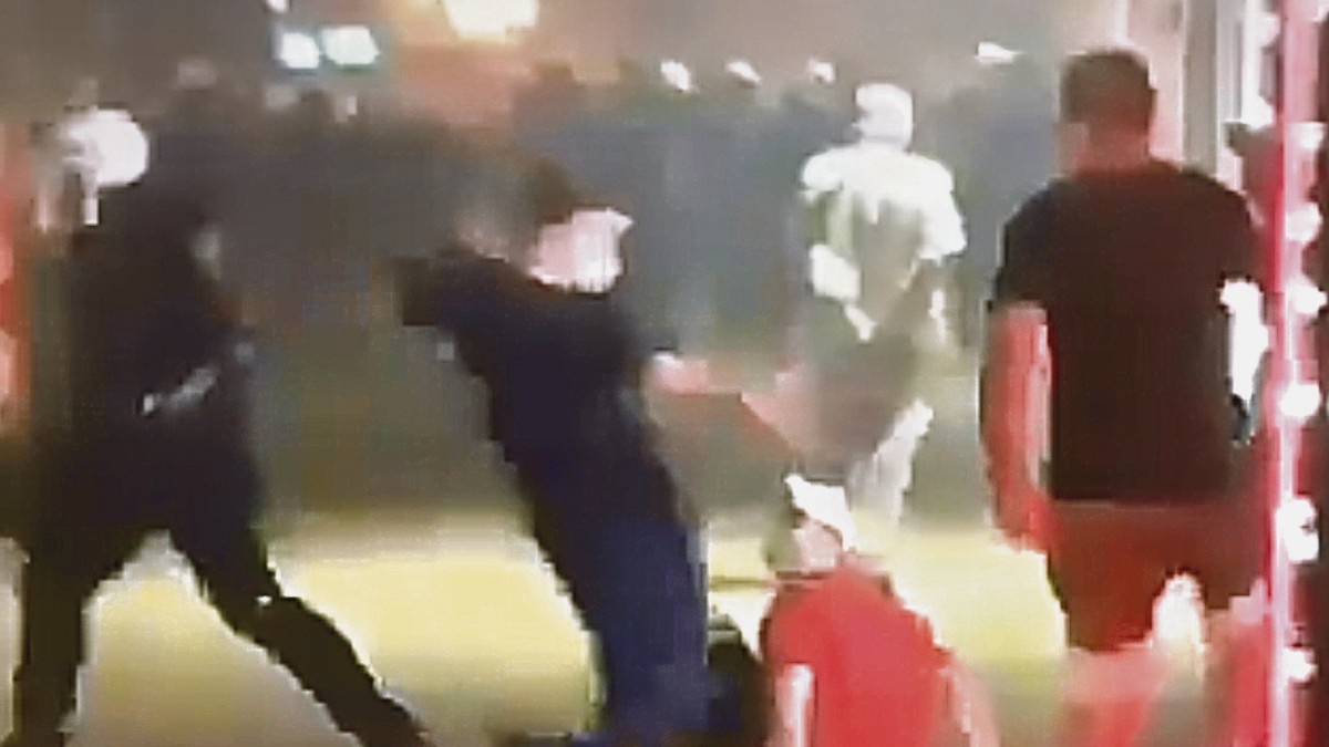 Policajac koji je tokom protesta TUKAO AUTISTIČNOG DEČAKA, pre pet ...