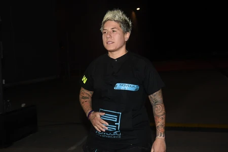 Matora u krevetu sa novom devojkom: Gole noge u prvom planu - Blic