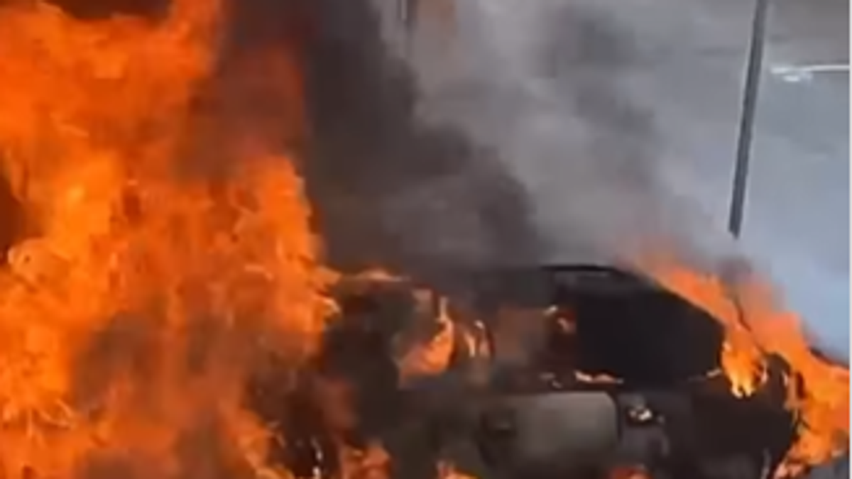 Gori automobil na Zvezdari: Vatra progutala vozilo, dim kulja na sve strane (VIDEO) - Blic