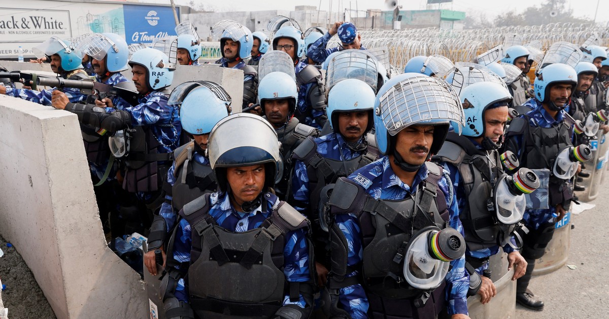 Police in India shoot tear gas at farmers protesting for better crop ...