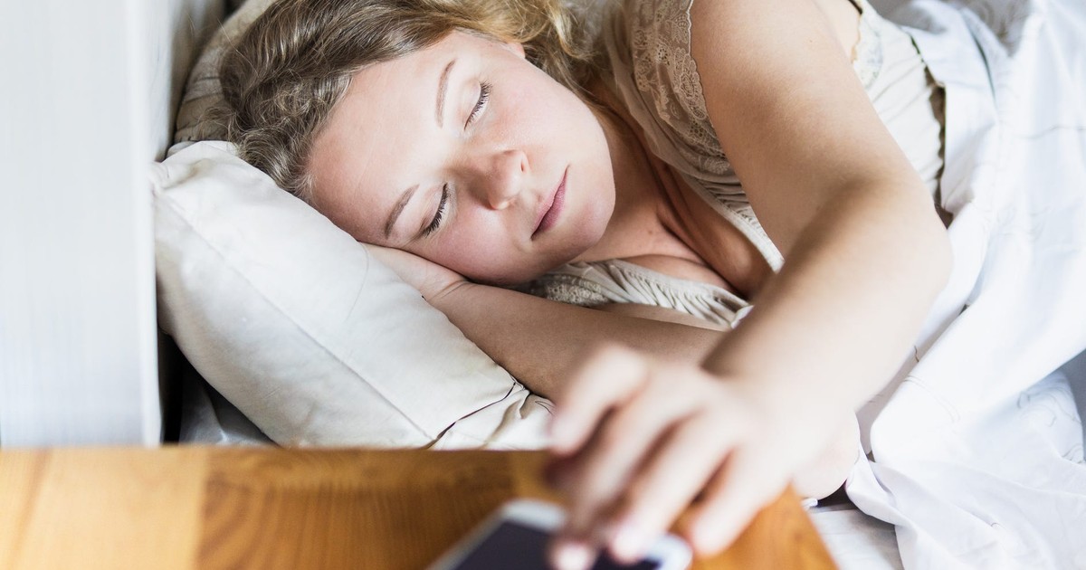 It's okay to hit the snooze button. A new study shows it isn't bad for ...