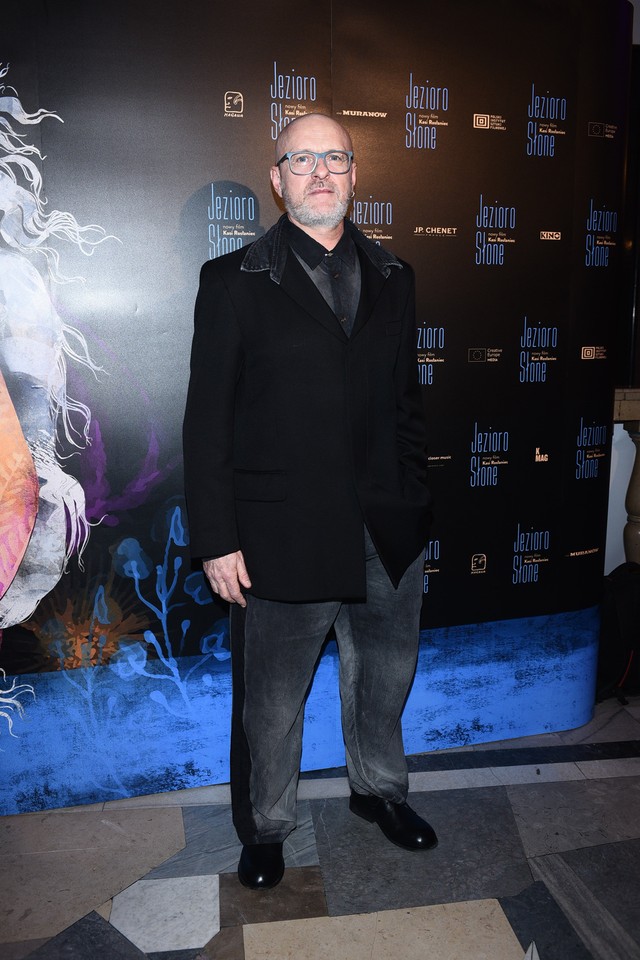 Stylowy Nikodem Rozbicki na premierze. Towarzyszył mu przystojny brat ...