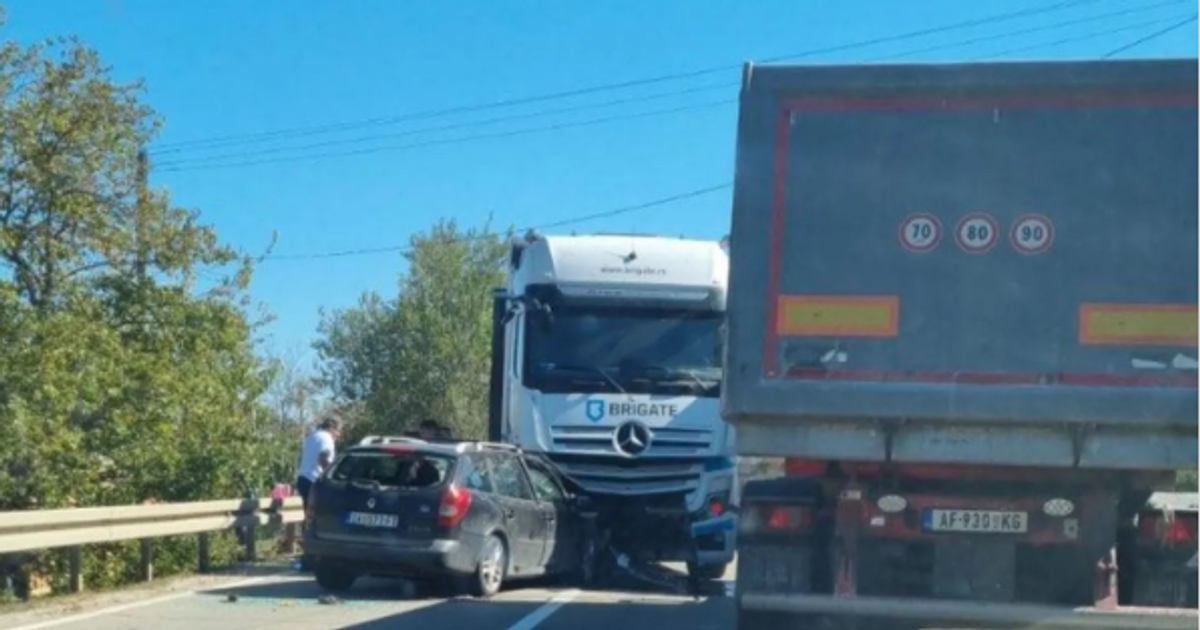Teška saobraćajna nesreća kod Zaječara: Automobil preticao preko pune linije, pa se zakucao u ...