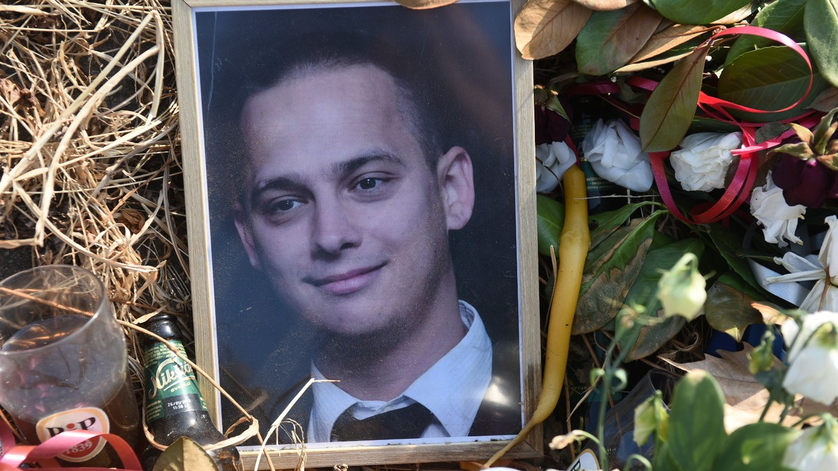 Potresne scene na mestu gde je drogirani zubar ubio Aleksandra (28): Građani pale sveće - Blic
