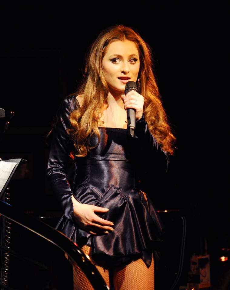 Lily Atkinson - córka Rowana Atkinsona pręży się na scenie - Plejada.pl